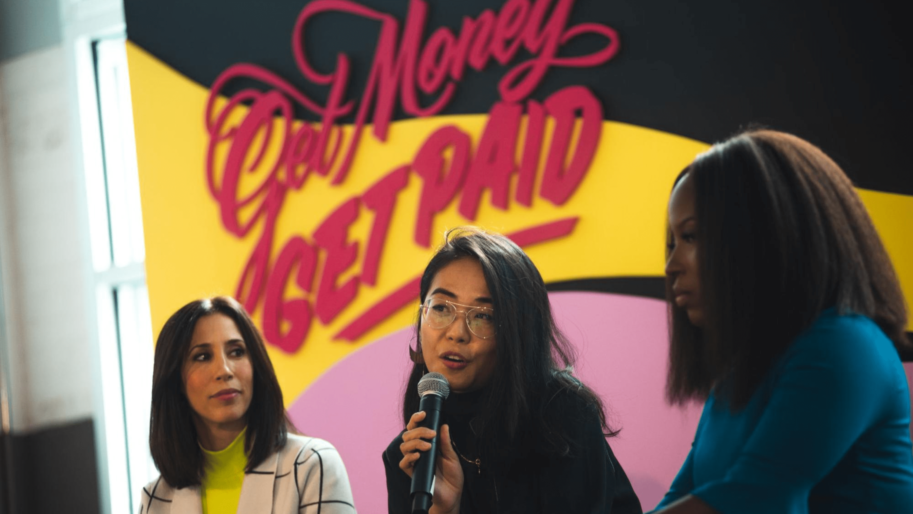 How to Run a Successful Roundtable Discussion (+ Pro Tips)